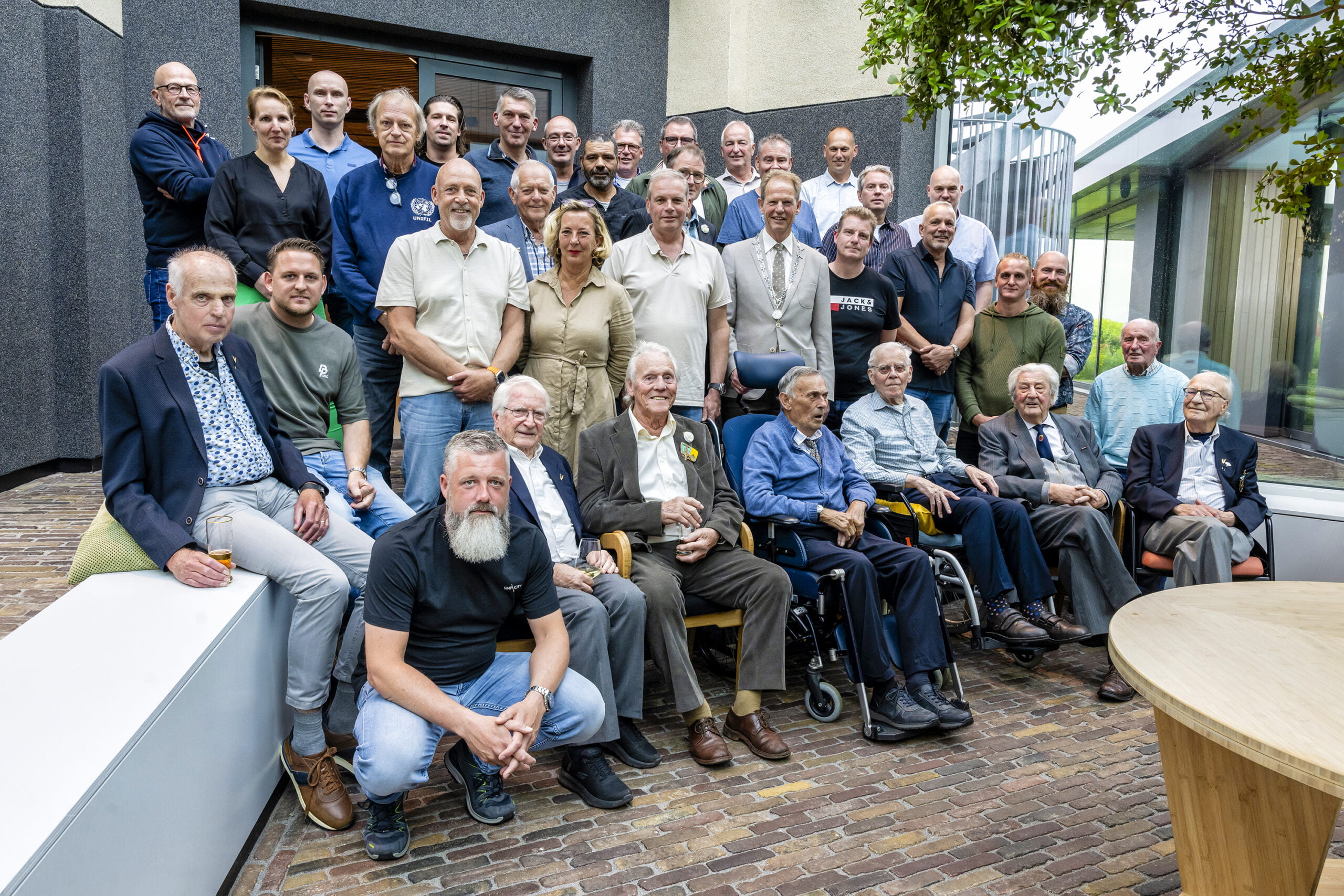 Hillegomse veteranen ontvangen bijzondere gast - Hillegom Online