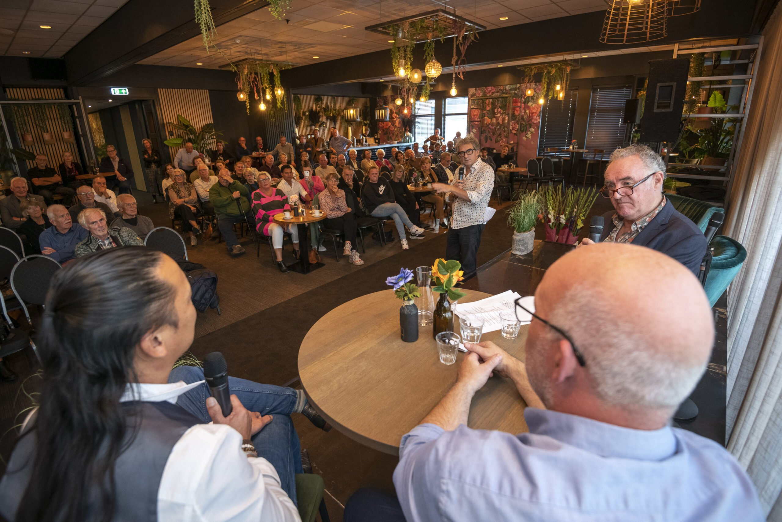 Hillegomse journalisten presenteerden vierde magazine Hotel Flora ...